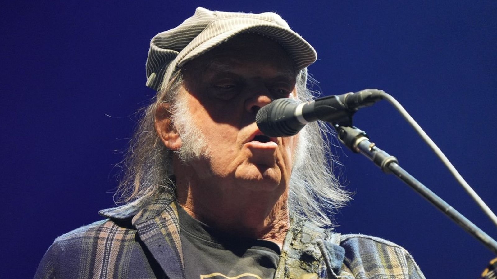 Singer Neil Young cancels tour of UK and other Europe dates | Ents ...